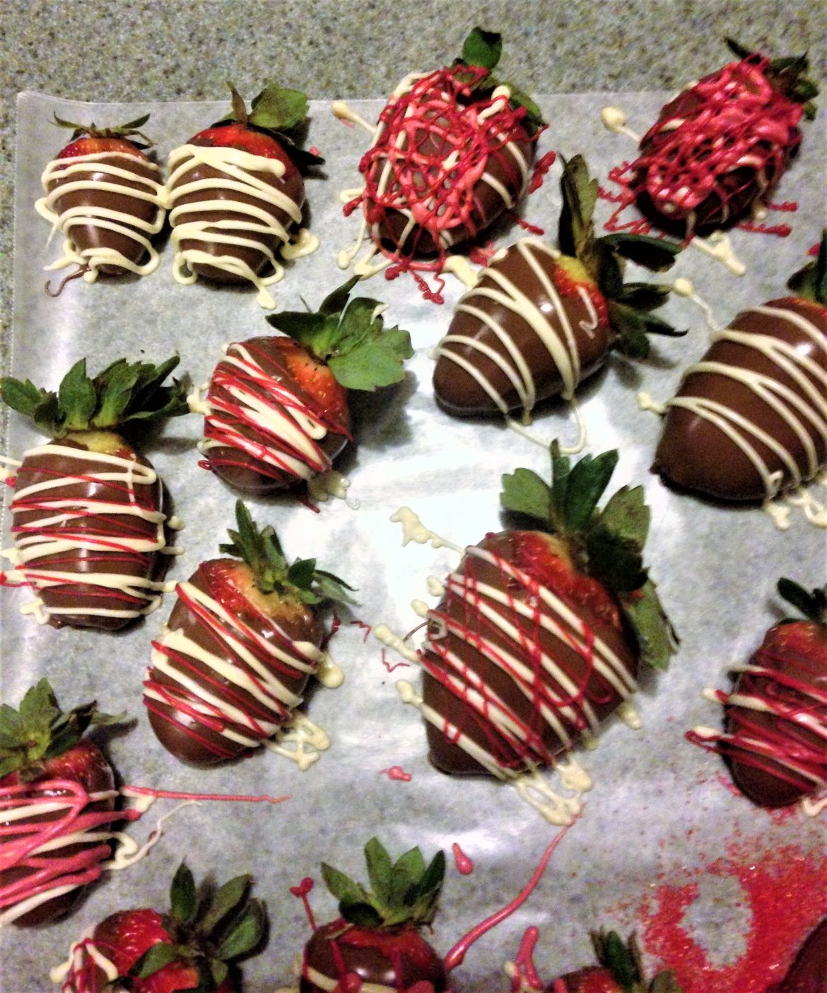 Chocolate Dipped Strawberries DIY Valentines | The House That Never ...